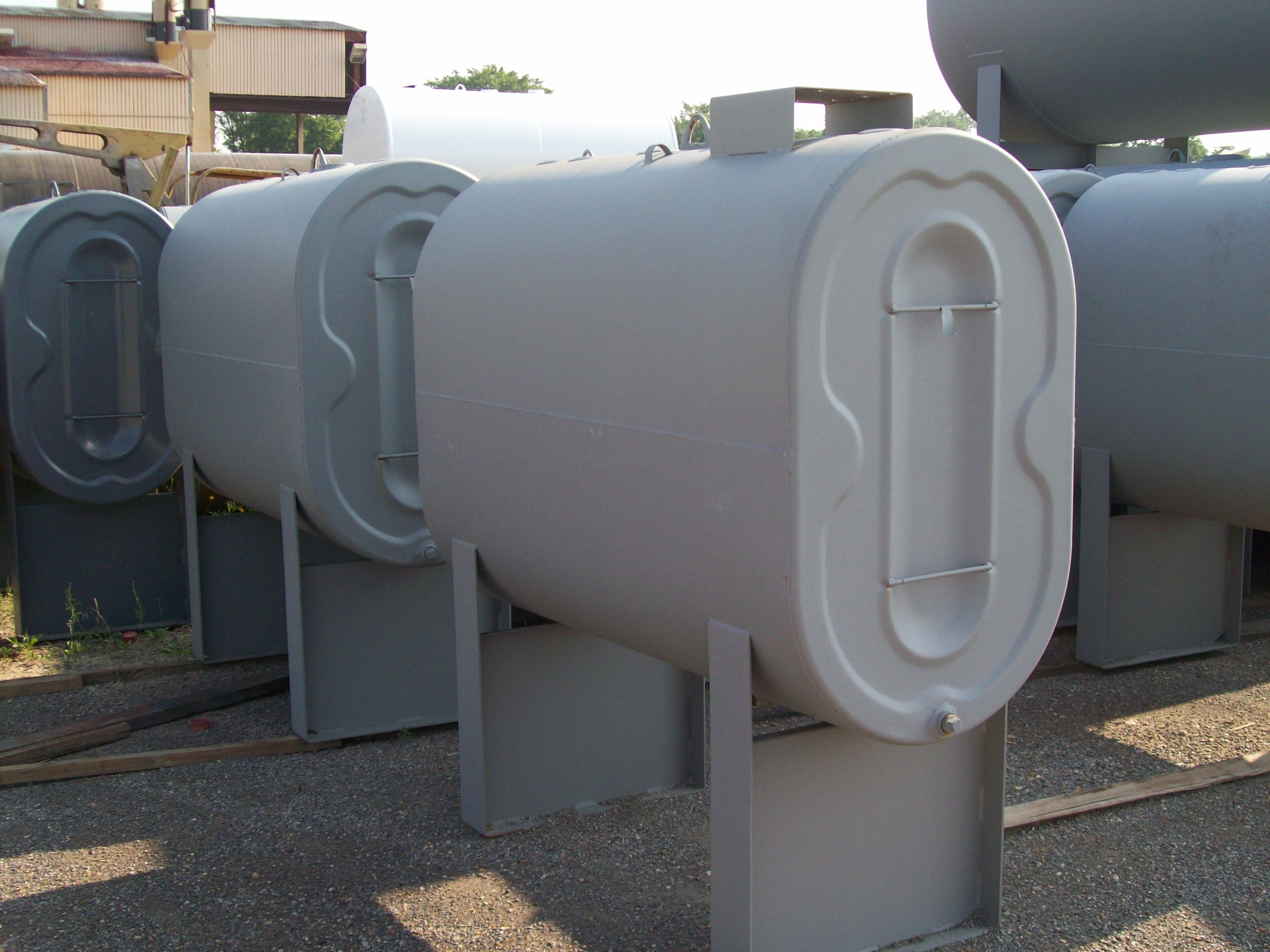 275 Gallon Obround Tanks with 19 in & 6 in Rise Brackets | Newberry Tanks